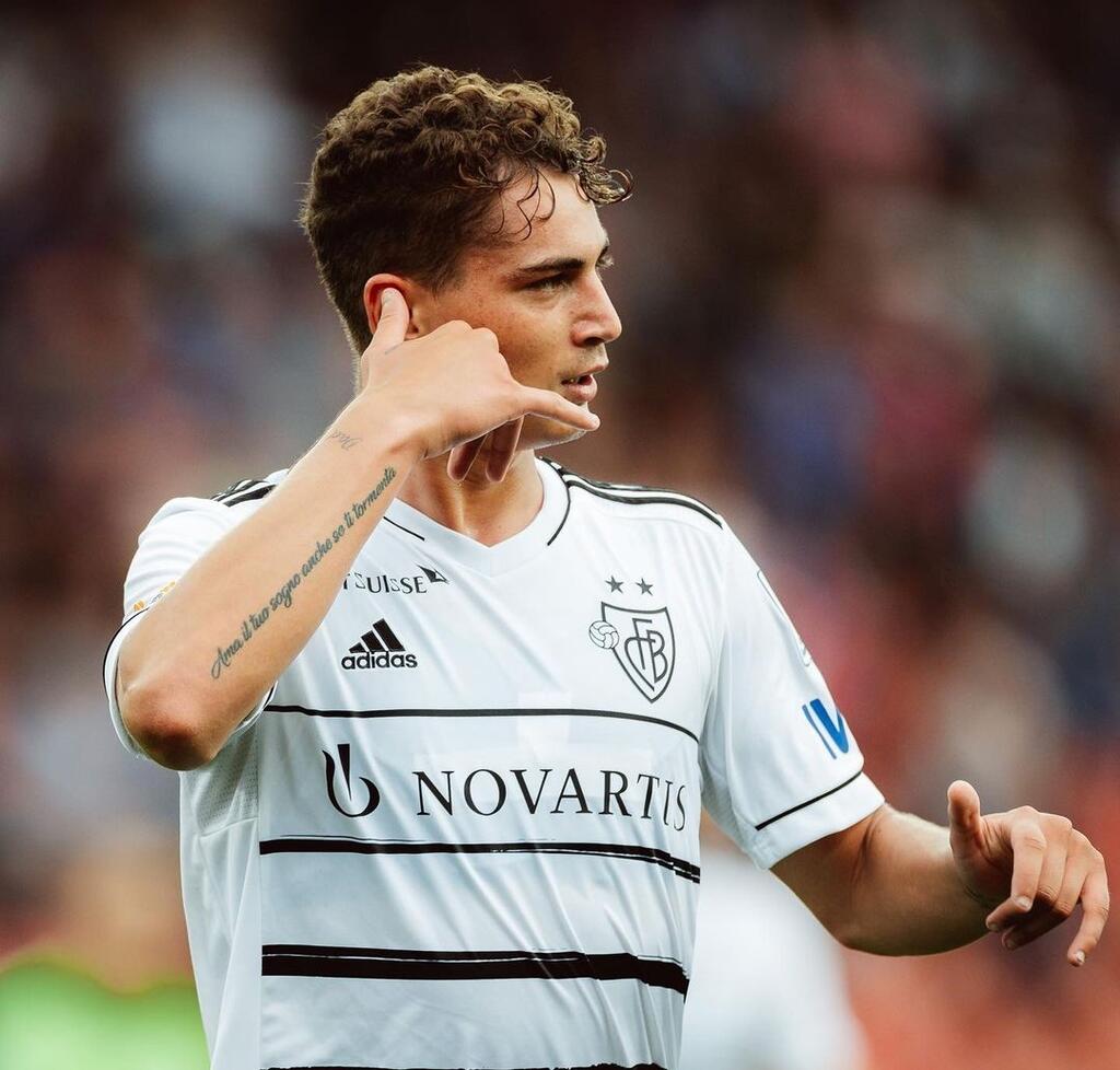 Esposito chiede scusa su Instagram: "È il momento di diventare uomo"