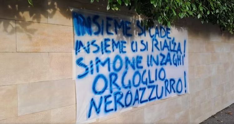Inter, striscione sotto casa Inzaghi: "Insieme si cade, insieme ci si ...